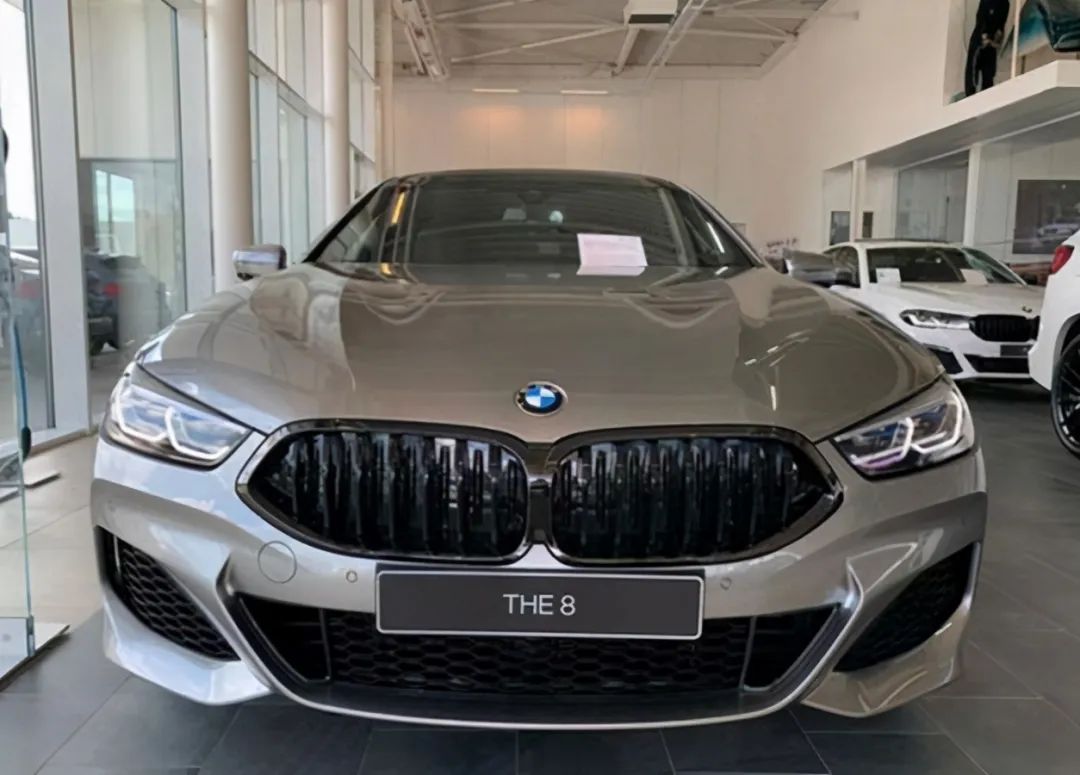 全新宝马8系亮相：宽体车身+四排气+4.4T+8AT，还看啥奥迪A7