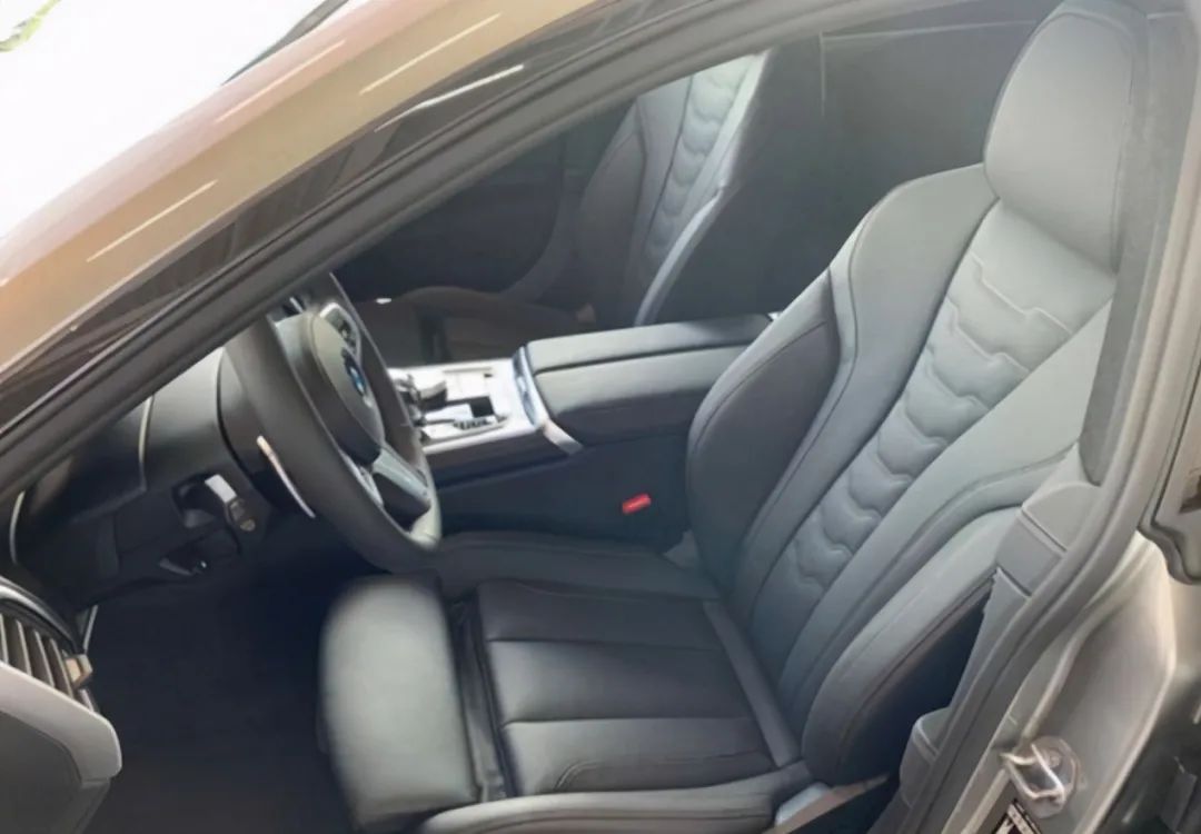 全新宝马8系亮相：宽体车身+四排气+4.4T+8AT，还看啥奥迪A7