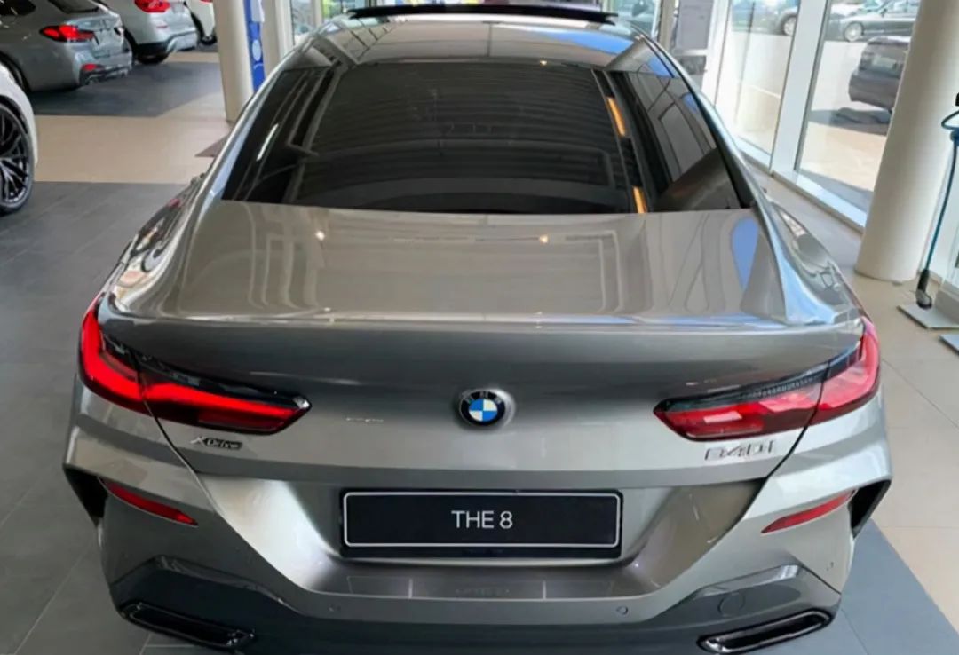 全新宝马8系亮相：宽体车身+四排气+4.4T+8AT，还看啥奥迪A7