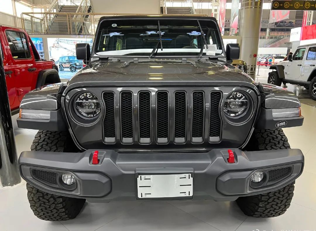 全新纪念版牧马人亮相！增加电动敞篷版+新造型，霸气