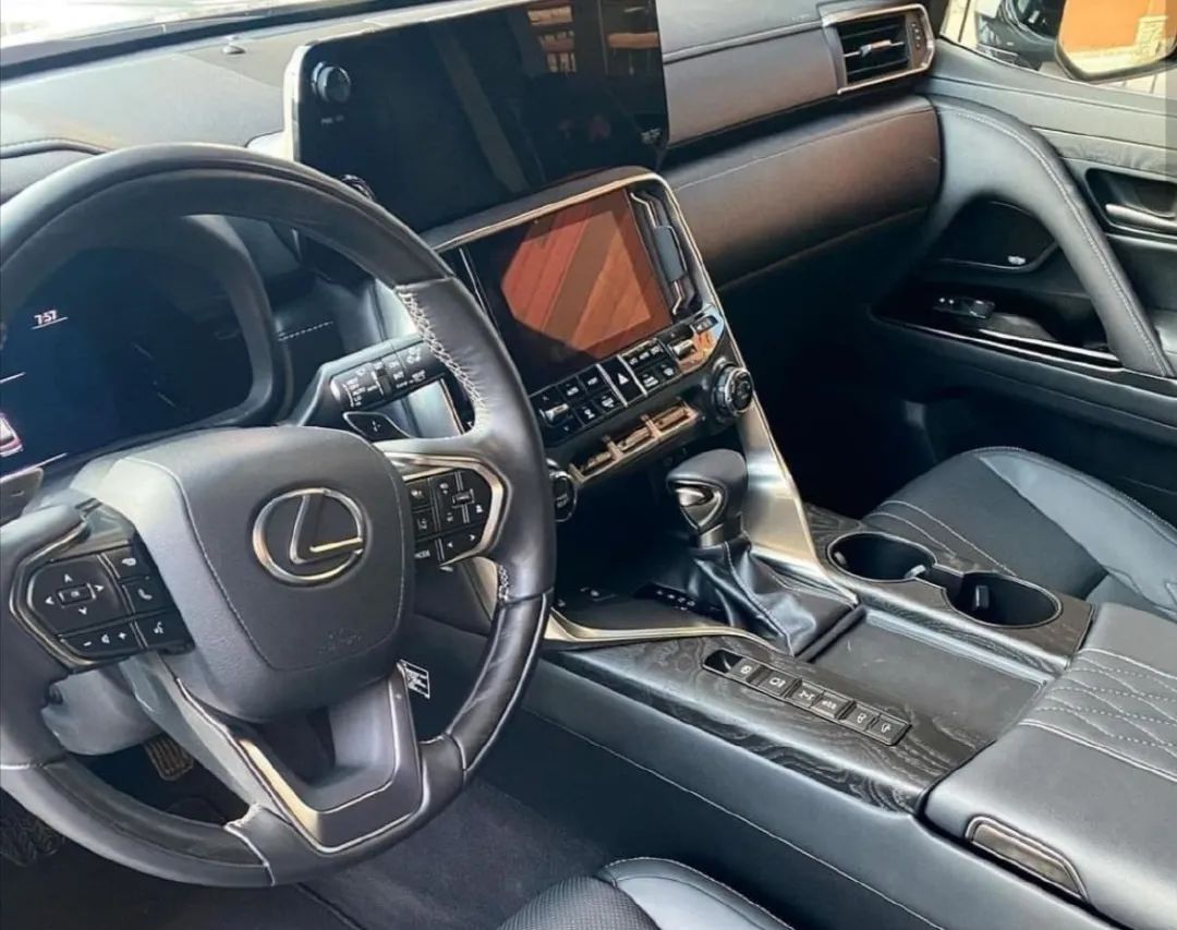 全新首批雷克萨斯LX到店：3.3T柴油+10AT+四驱，比宝马X7霸气