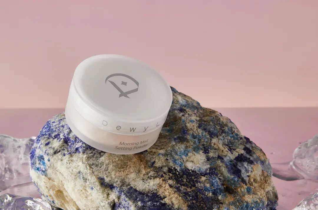 纯净美妆品牌「Dewy Lab淂意」成为小红书投资的第一家化妆品品牌，一年内完成三轮融资｜早起看早期